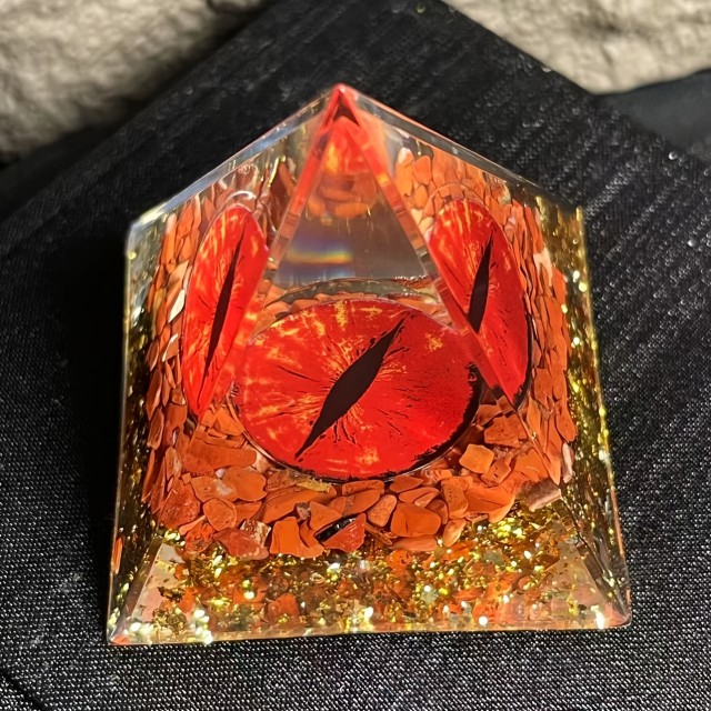 Orgonitna piramida »Hell’s Eye« – rdeče oko s kristali 5cm